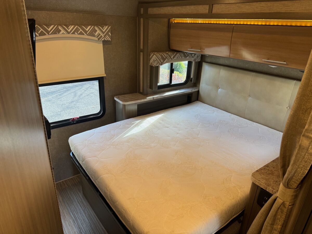 2018 Thor Axis | Sleeps 5 | 26′ Long - Pacific RV