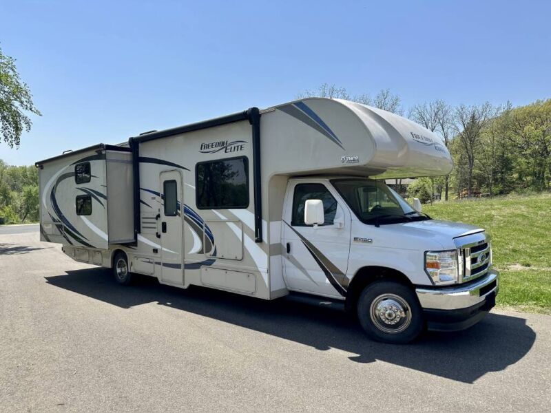 The Benefits of Renting an RV vs. Traditional Hotel Stays - Pacific RV